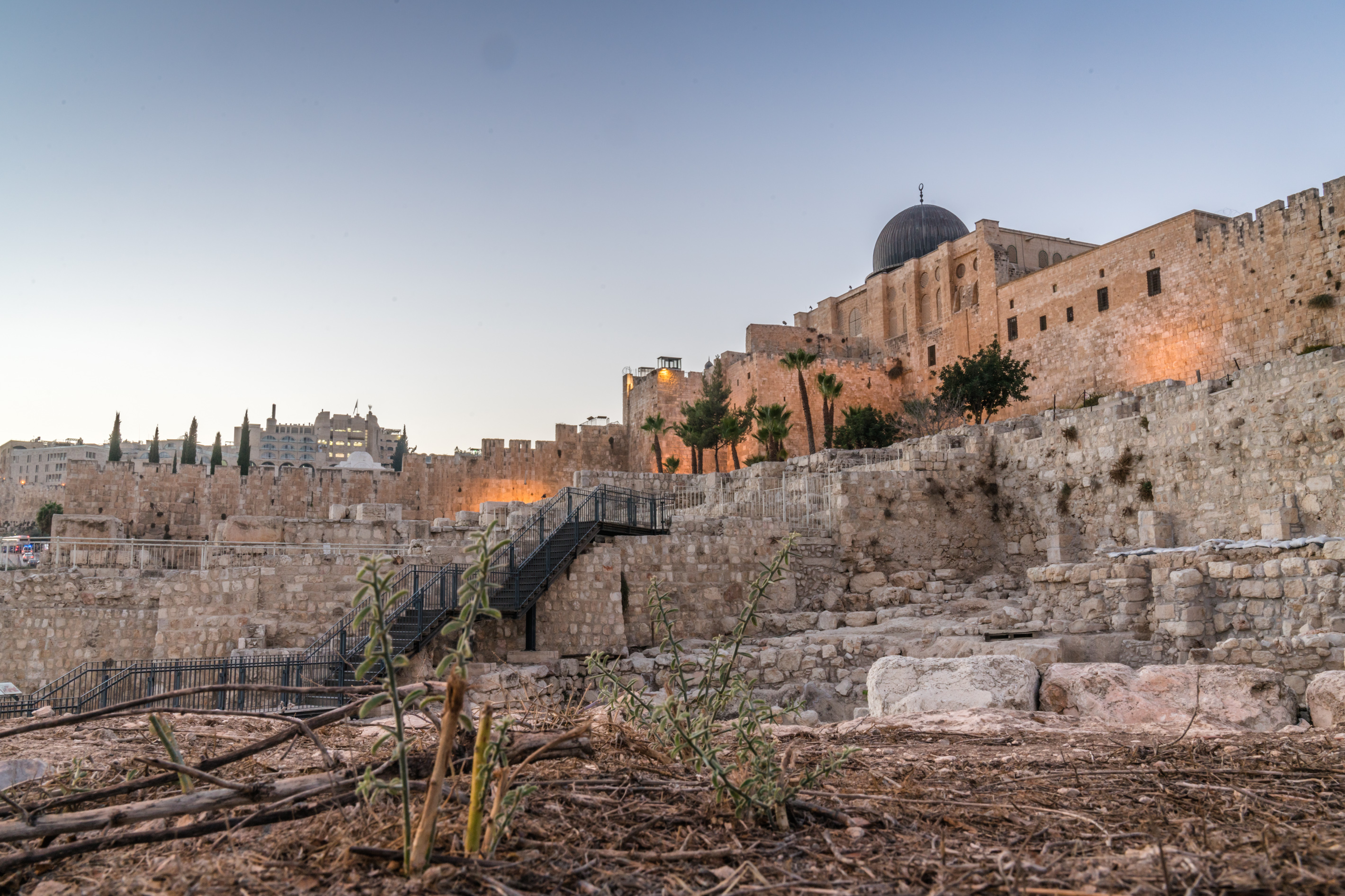 outside-western-wall-jerusalem | Zigzagging with Bill and Paige
